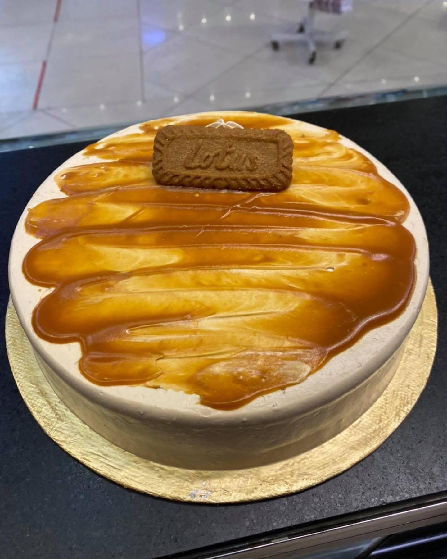 Send LOTUS CARAMEL CAKE BY THE BAKERS INN to Pakistan | Online Gifts ...