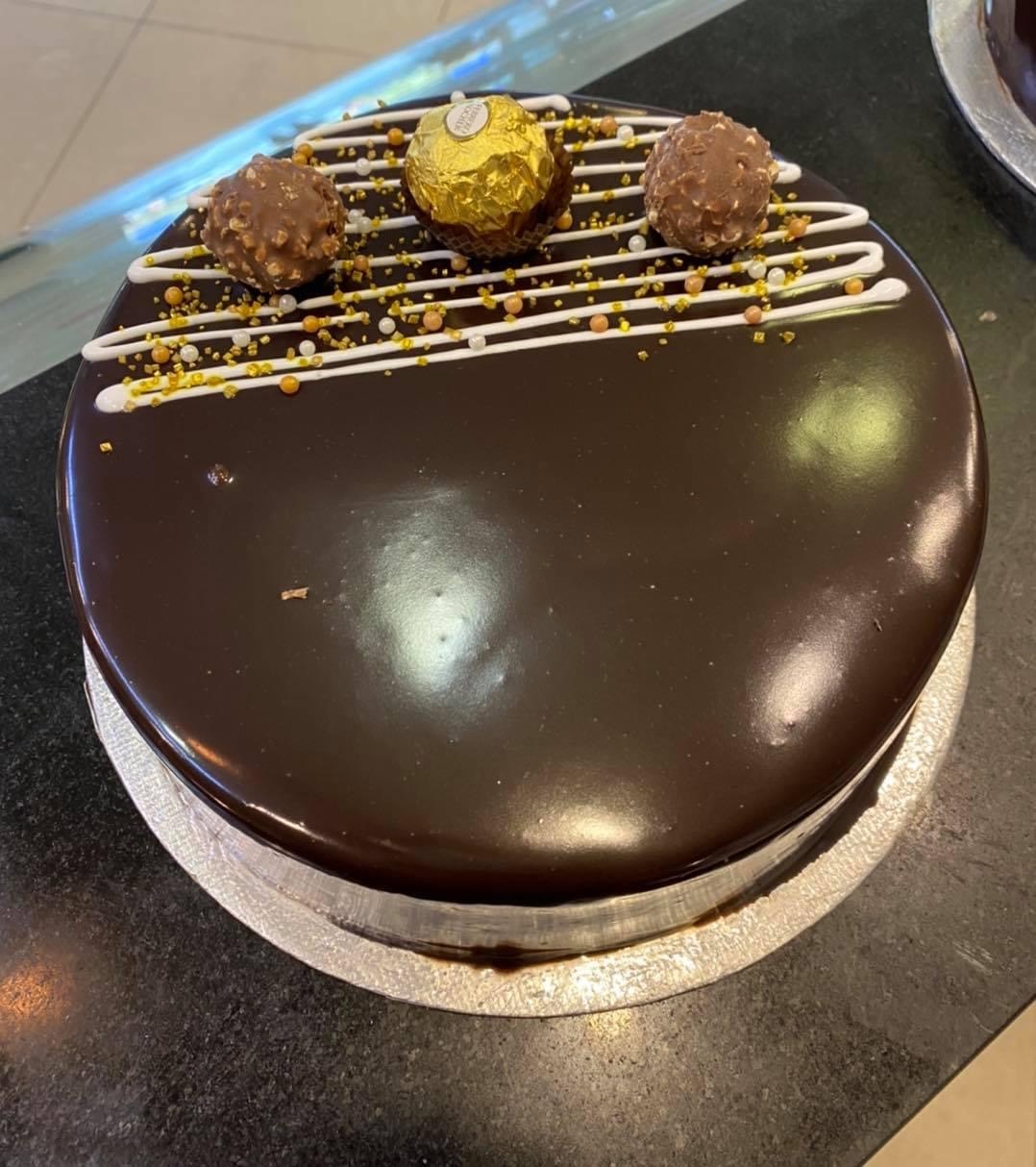 Send FERRERO KITKAT CAKE BY THE BAKERS INN to Pakistan | Online Gifts ...