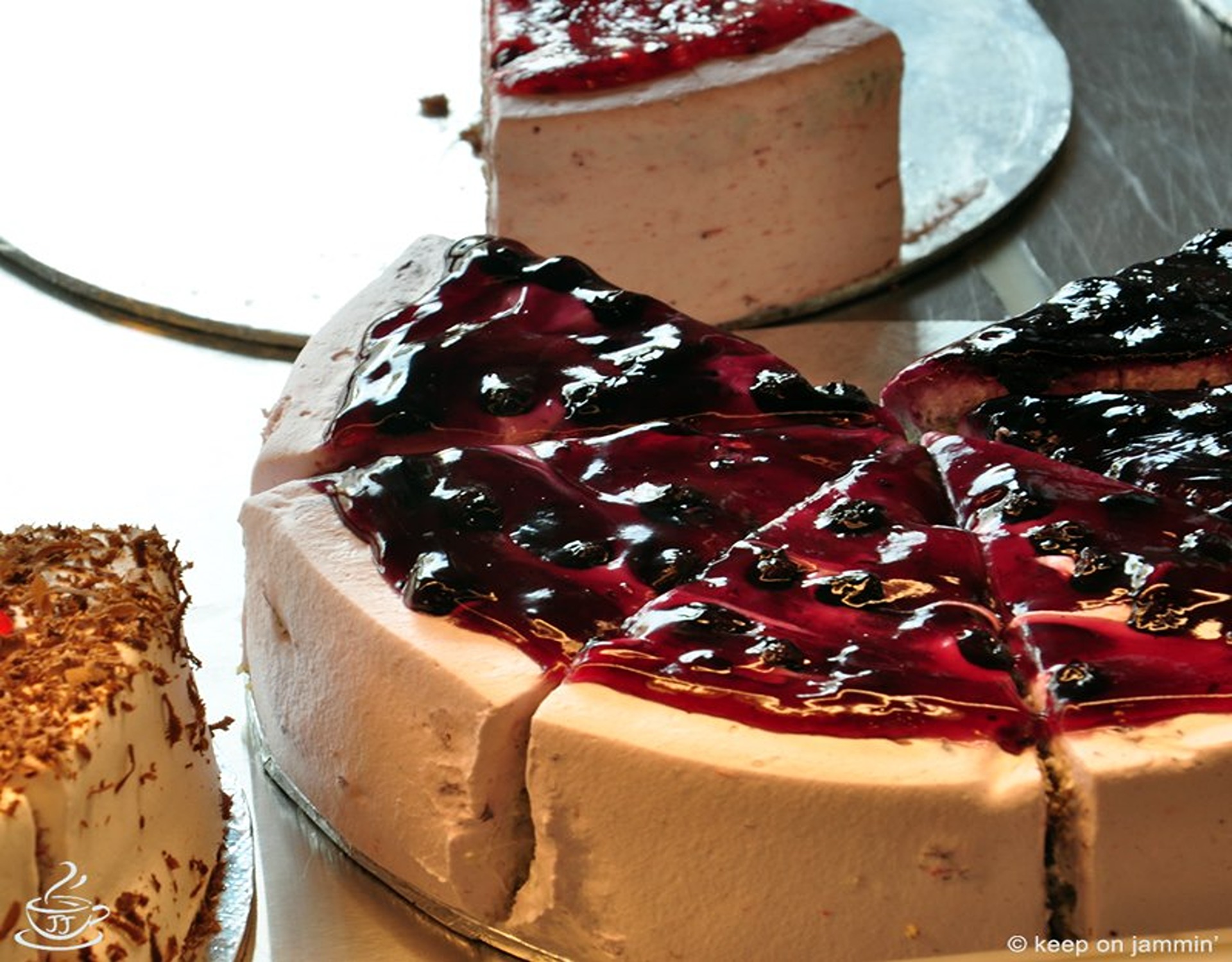 Send STRAWBERRY CHEESE CAKE BY JAMMIN JAVA to Pakistan | Online Gifts ...